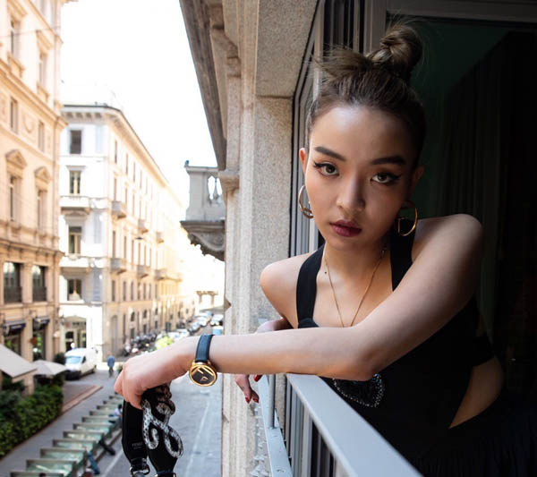 VAVA微博什么意思 继王思聪后实名diss杨超越被赞real_秀目网